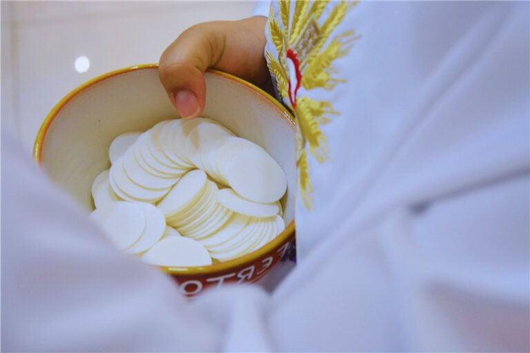 O que rezar depois de receber a hóstia?